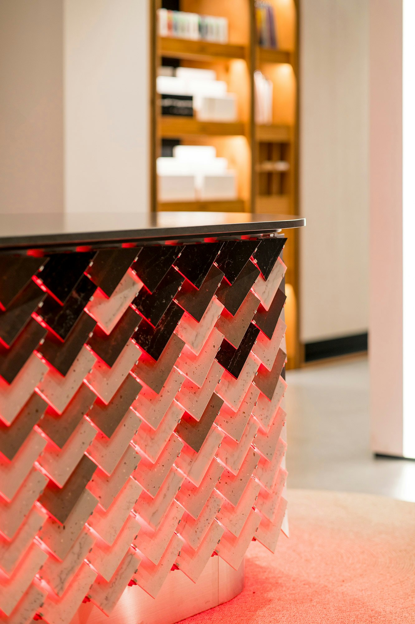 The spectacular three-meter bar created with Silestone Le Chic and ...