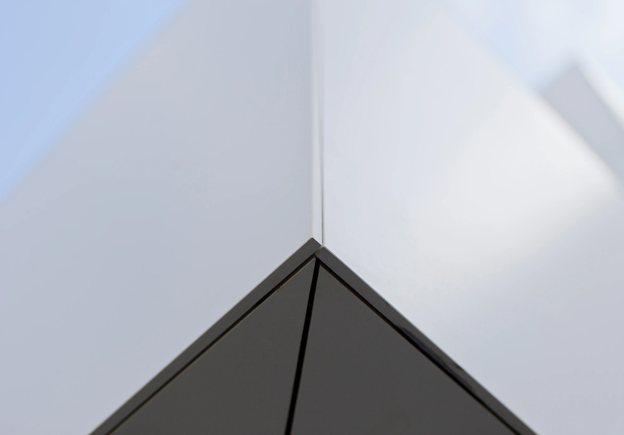 The white Dekton façade of this single-family house in Sanxenxo catches ...