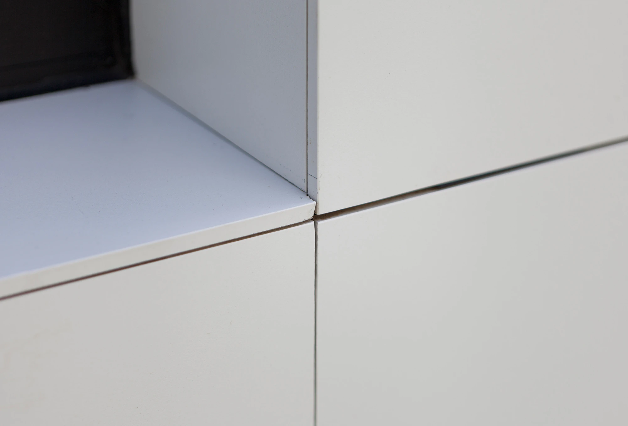 The white Dekton façade of this single-family house in Sanxenxo catches ...