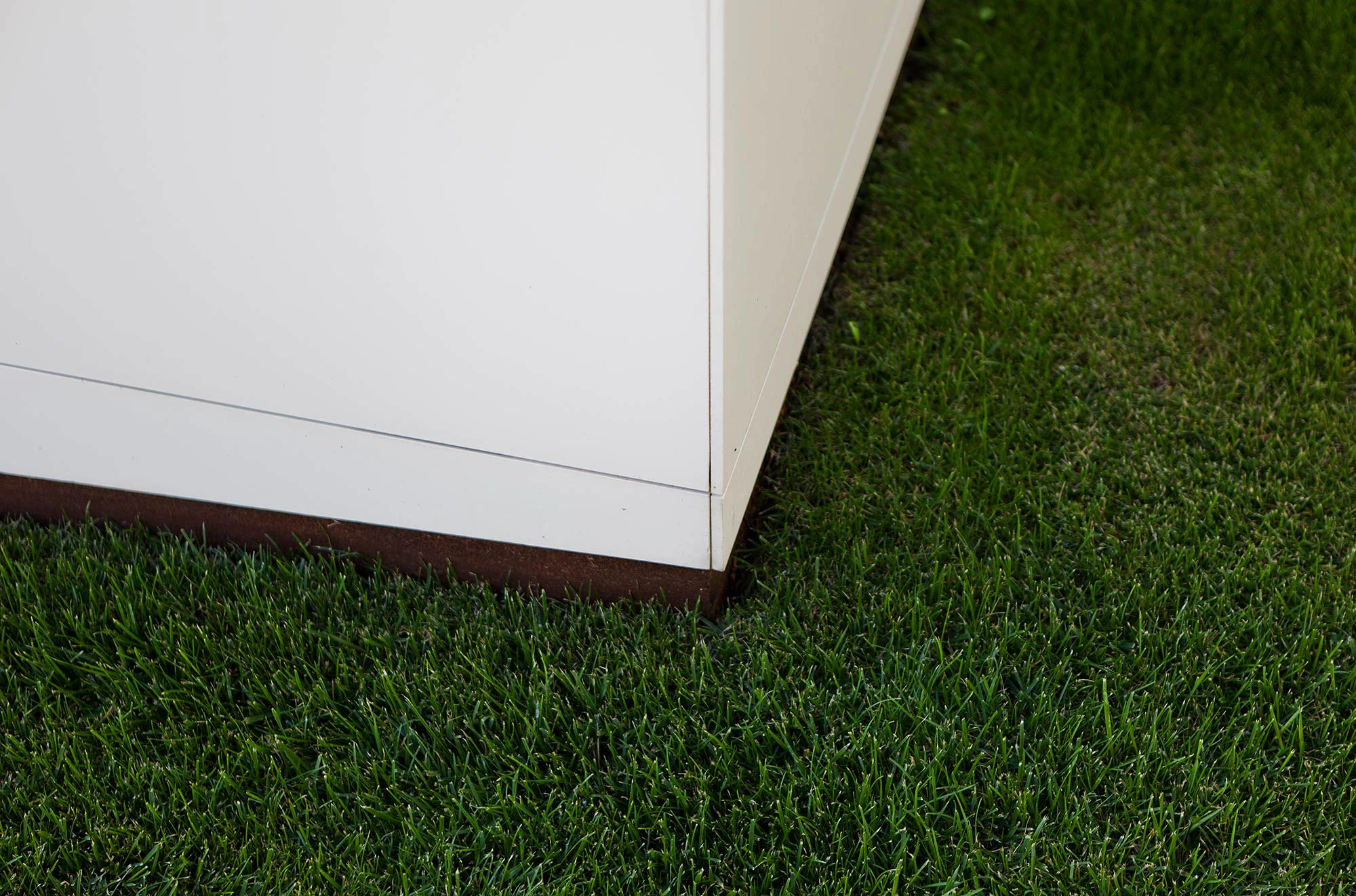 The white Dekton façade of this single-family house in Sanxenxo catches ...