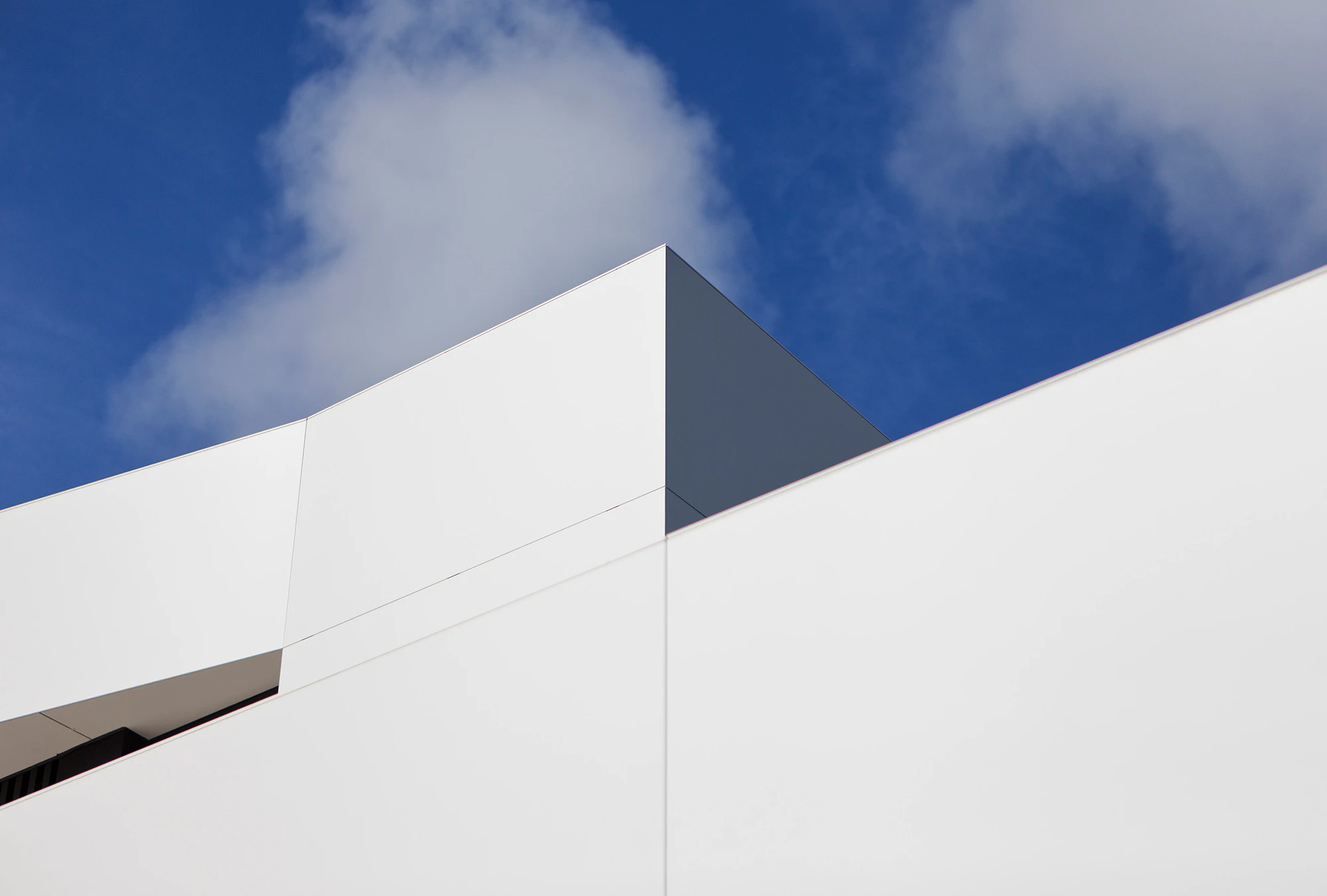 The white Dekton façade of this single-family house in Sanxenxo catches ...