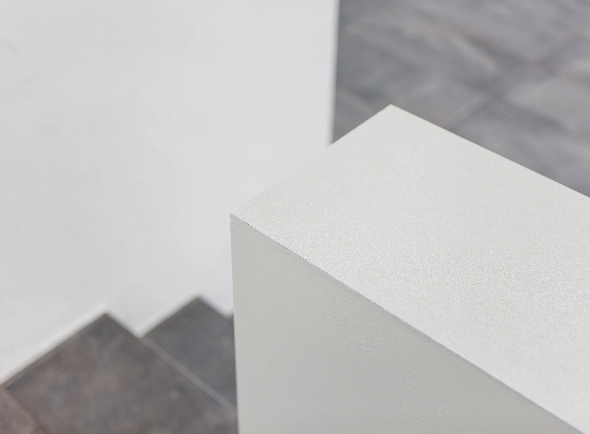 The white Dekton façade of this single-family house in Sanxenxo catches ...