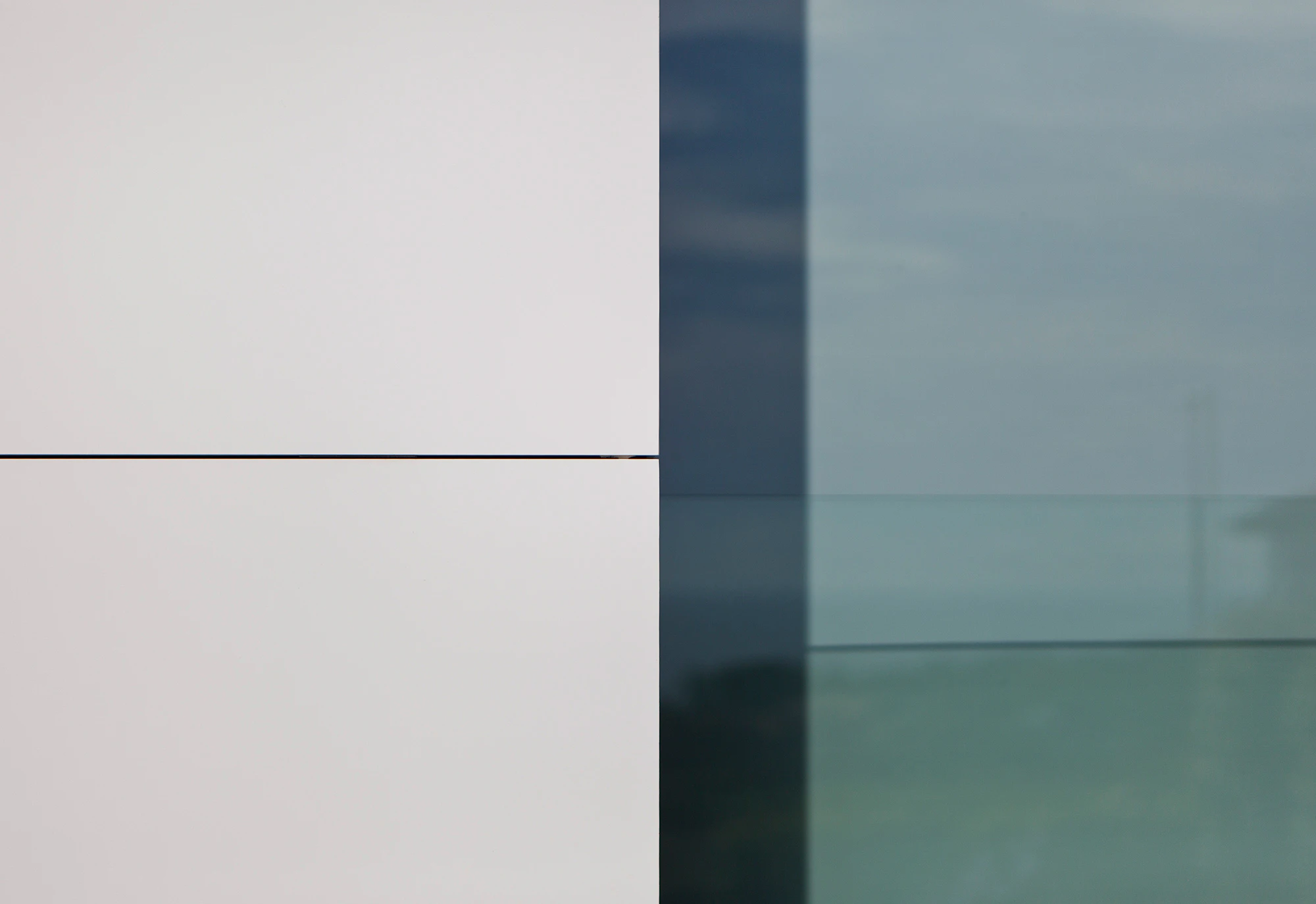 The white Dekton façade of this single-family house in Sanxenxo catches ...