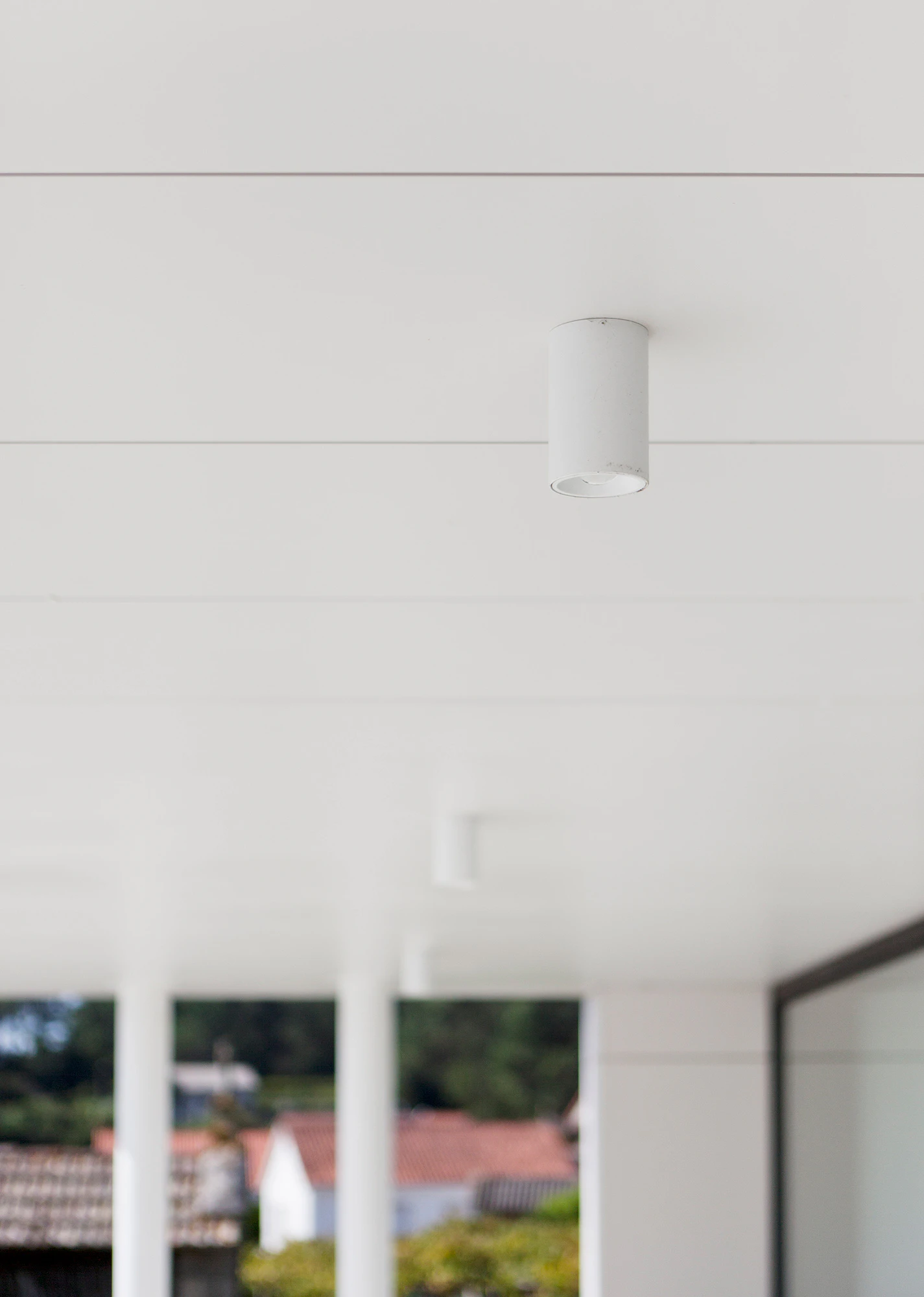 The white Dekton façade of this single-family house in Sanxenxo catches ...
