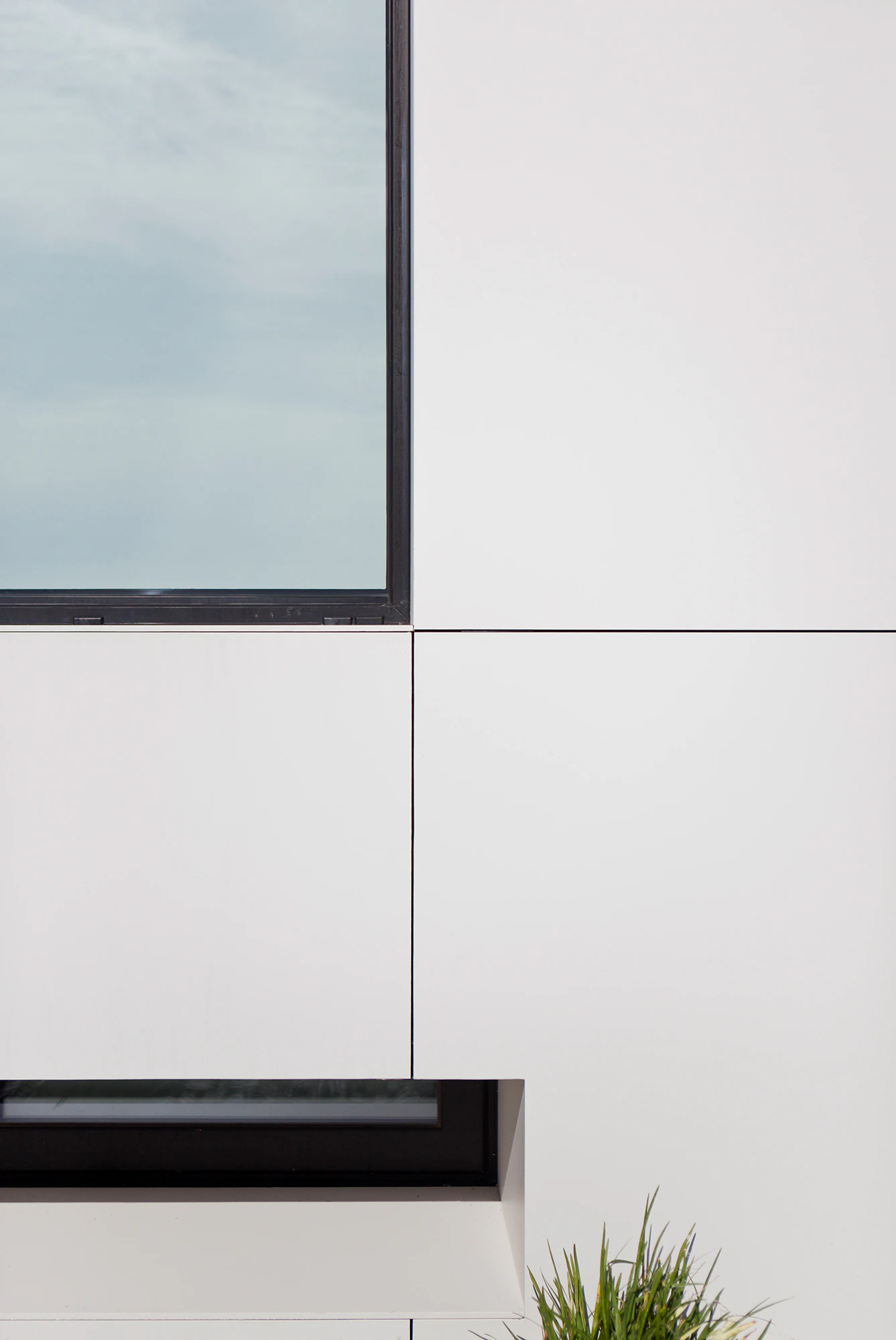 The white Dekton façade of this single-family house in Sanxenxo catches ...