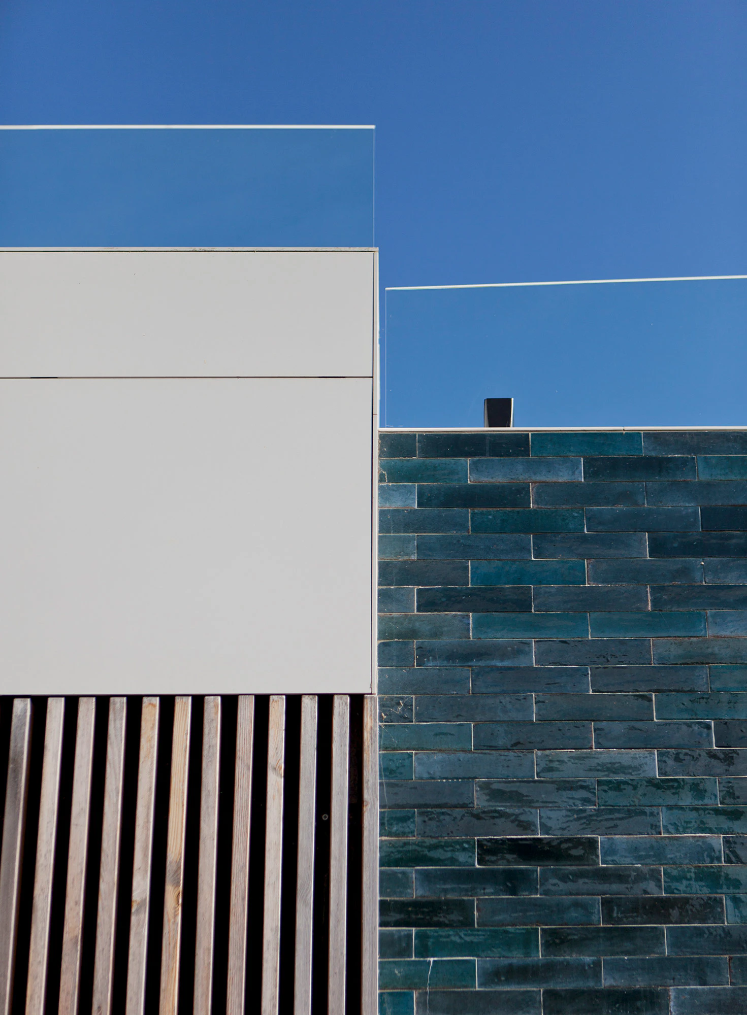 The white Dekton façade of this single-family house in Sanxenxo catches ...
