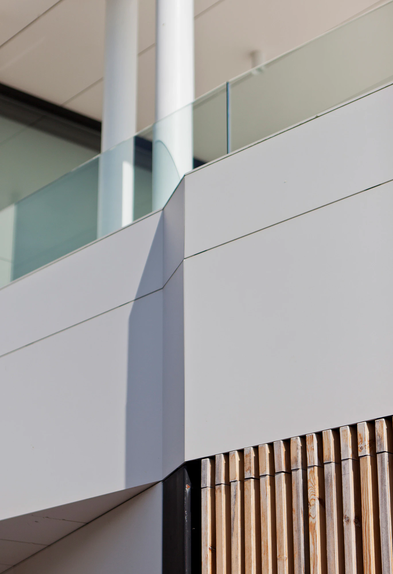 The white Dekton façade of this single-family house in Sanxenxo catches ...