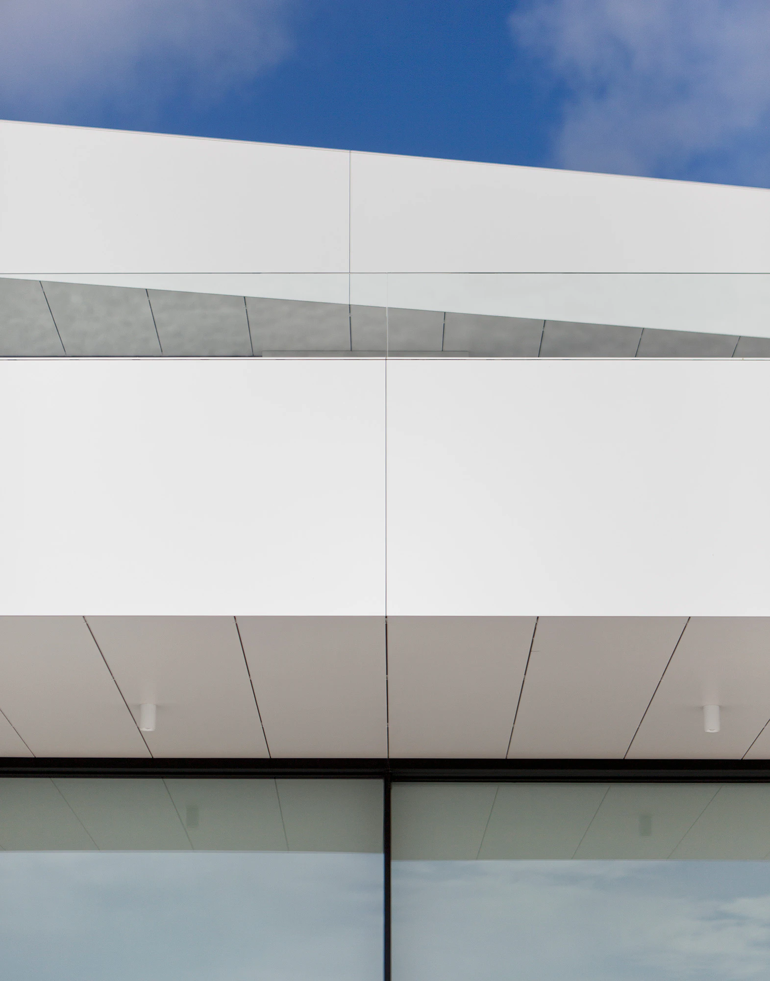 The white Dekton façade of this single-family house in Sanxenxo catches ...