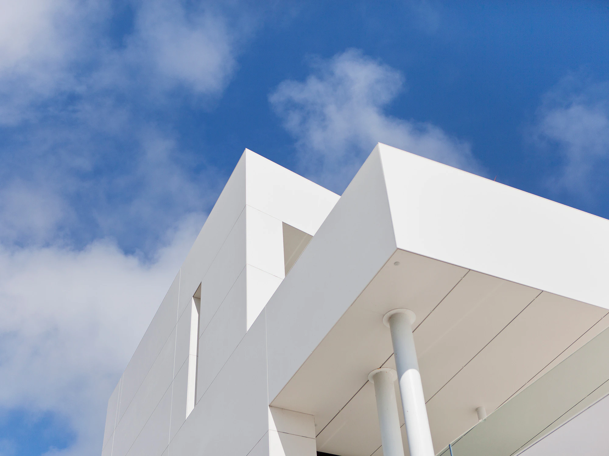 The white Dekton façade of this single-family house in Sanxenxo catches ...