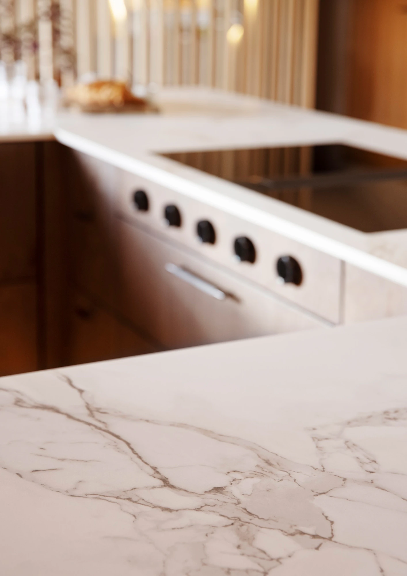 The countertop from Cosentino completes the expression in the kitchen ...