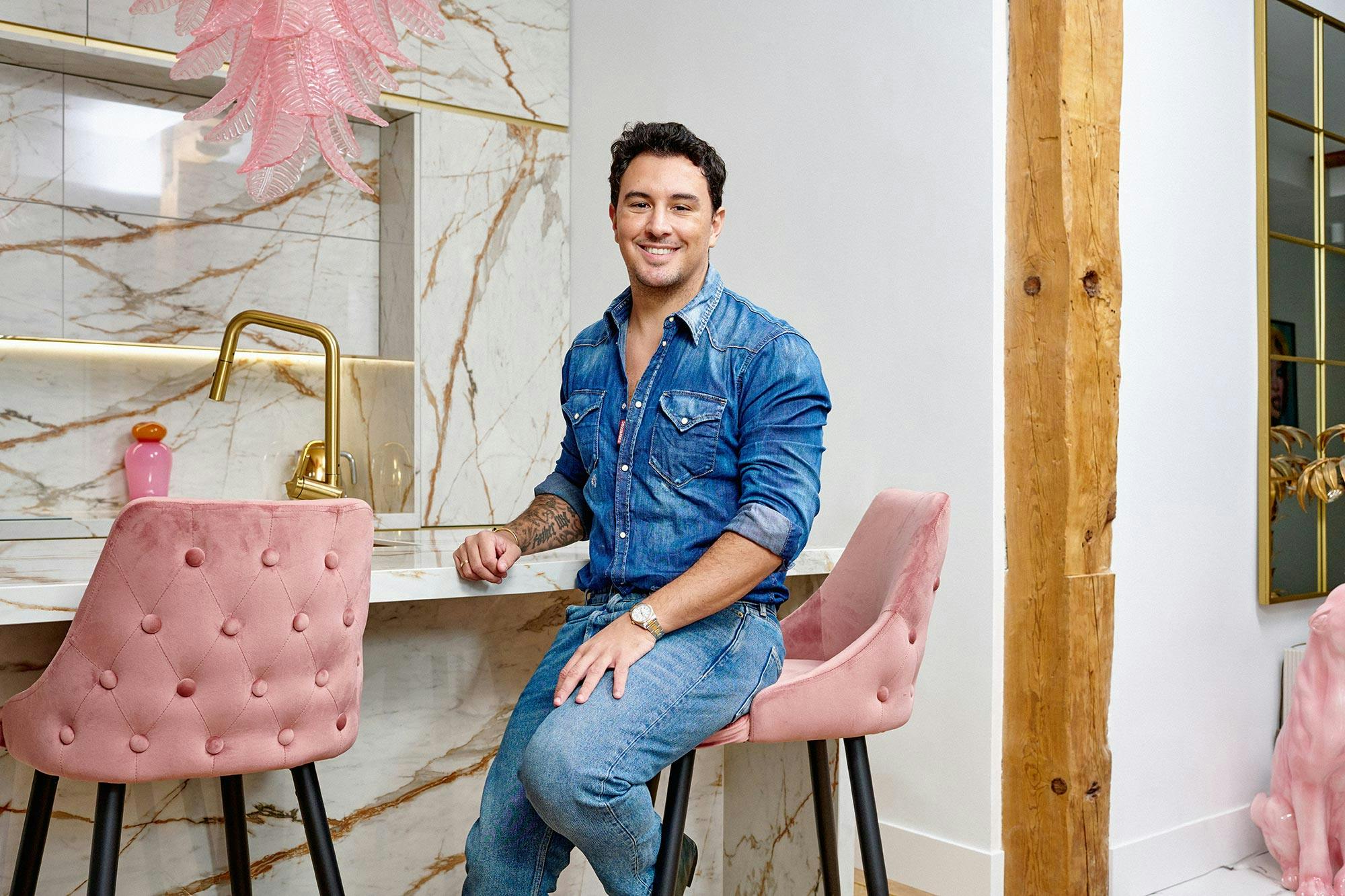 Stylist Víctor Blanco brings glamour to his home with touches of pink and gold combined with the ...