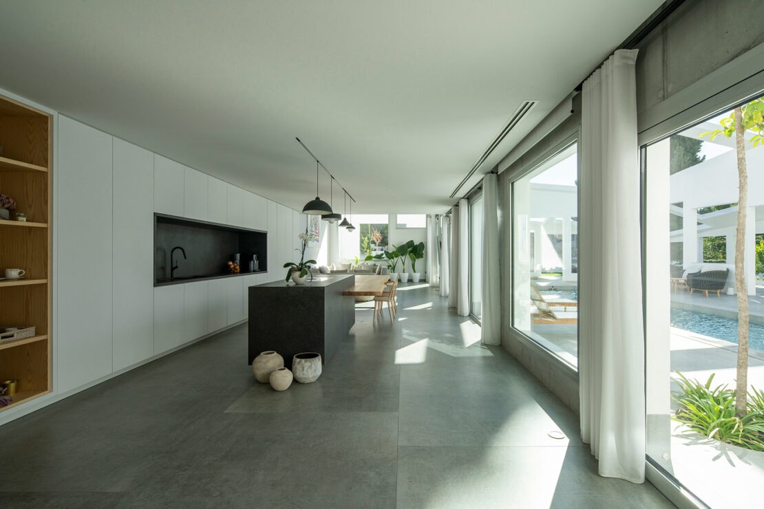 A house that redefines and modernises the traditional Granada ...