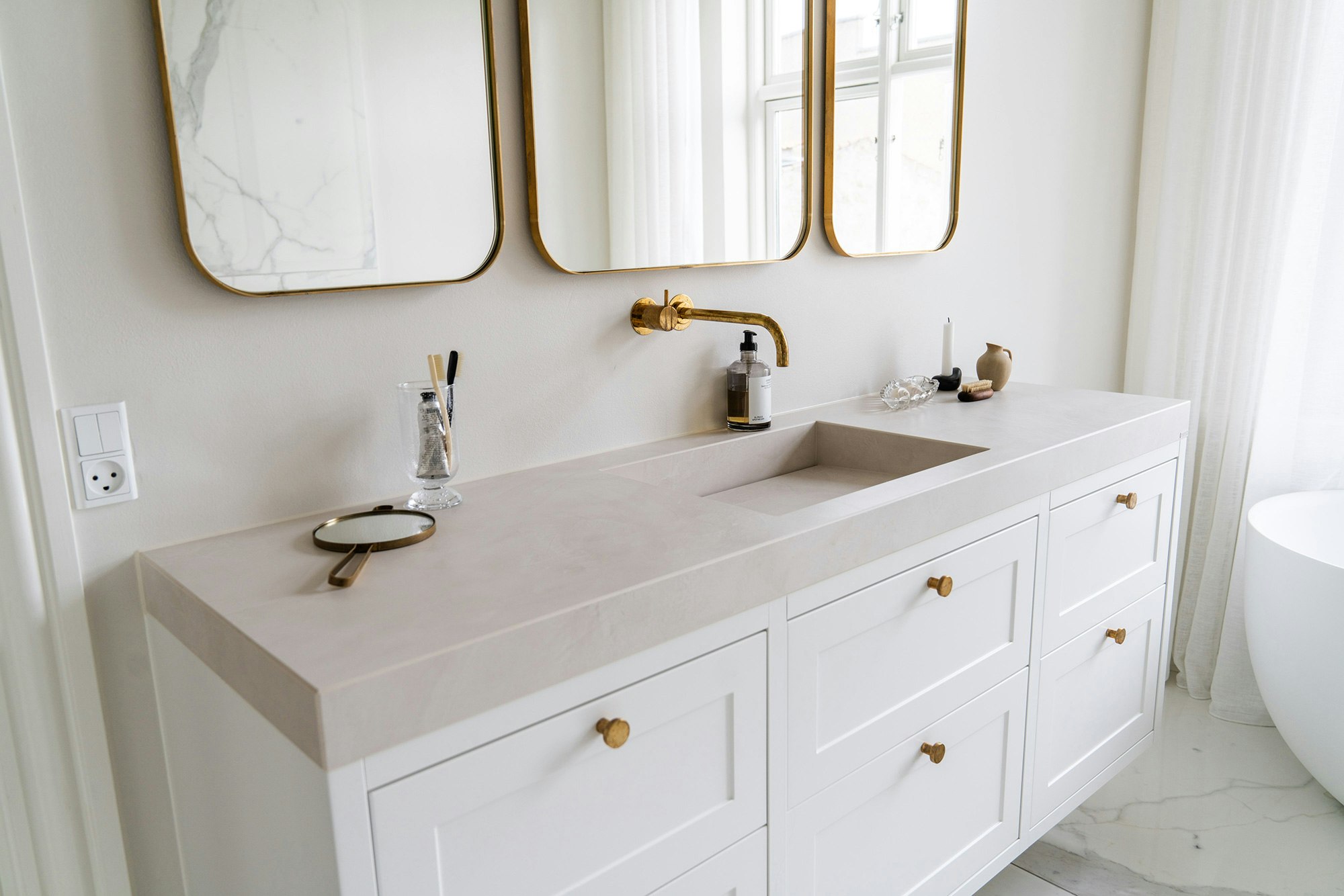 With Dekton Albarium as the star, Danish influencer Carla Sofie Molge’s bathroom is an ode to ...