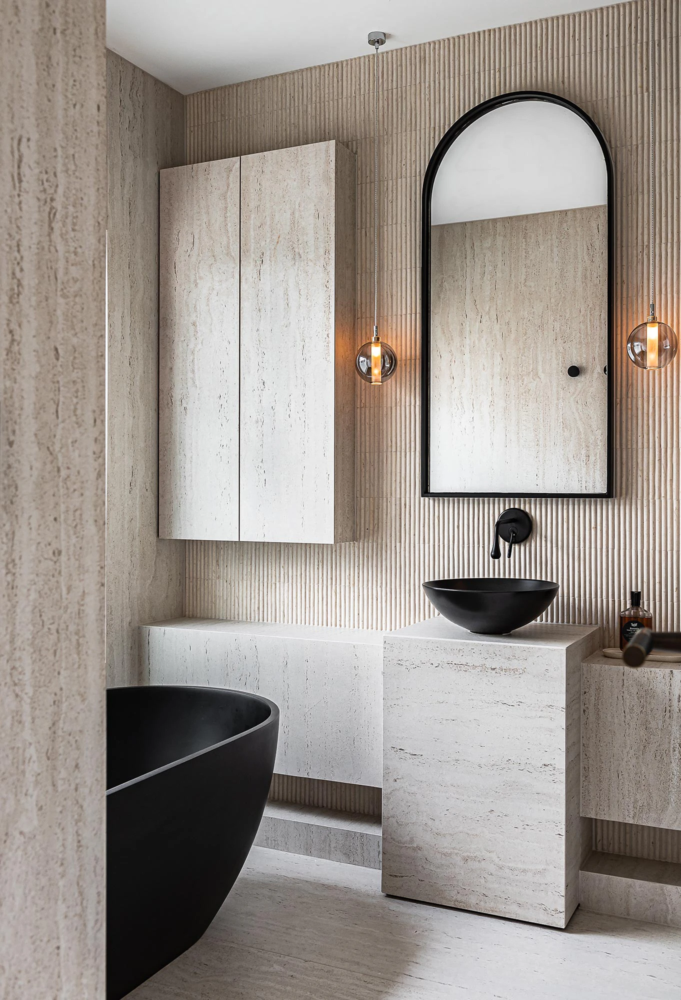 Natural light partners with Dekton Marmorio to create an enveloping ...