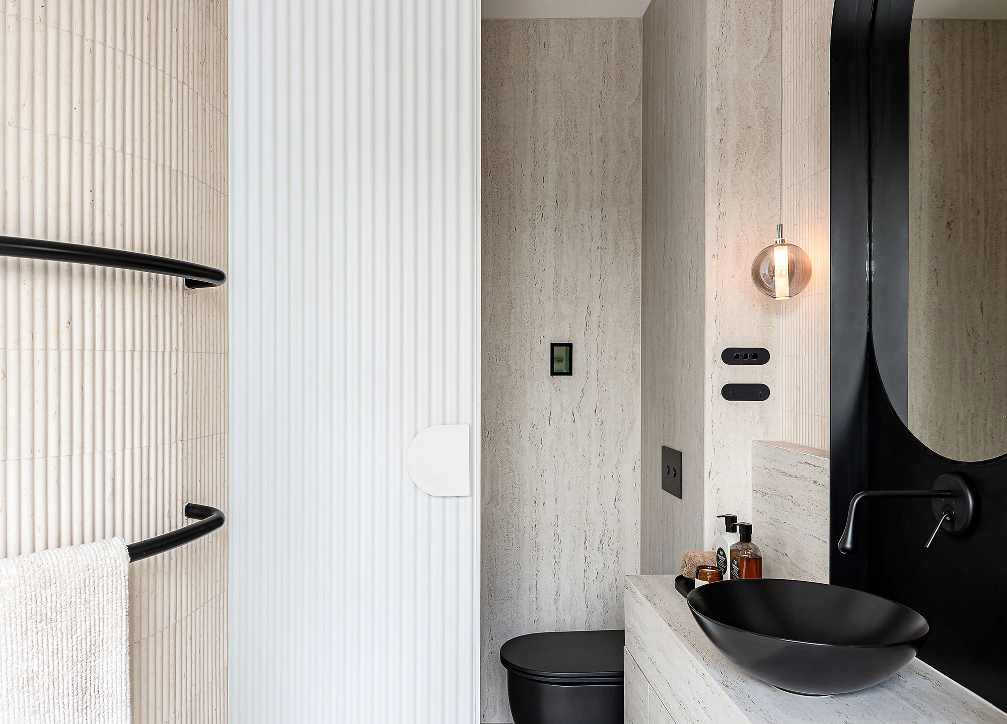 Natural light partners with Dekton Marmorio to create an enveloping ...