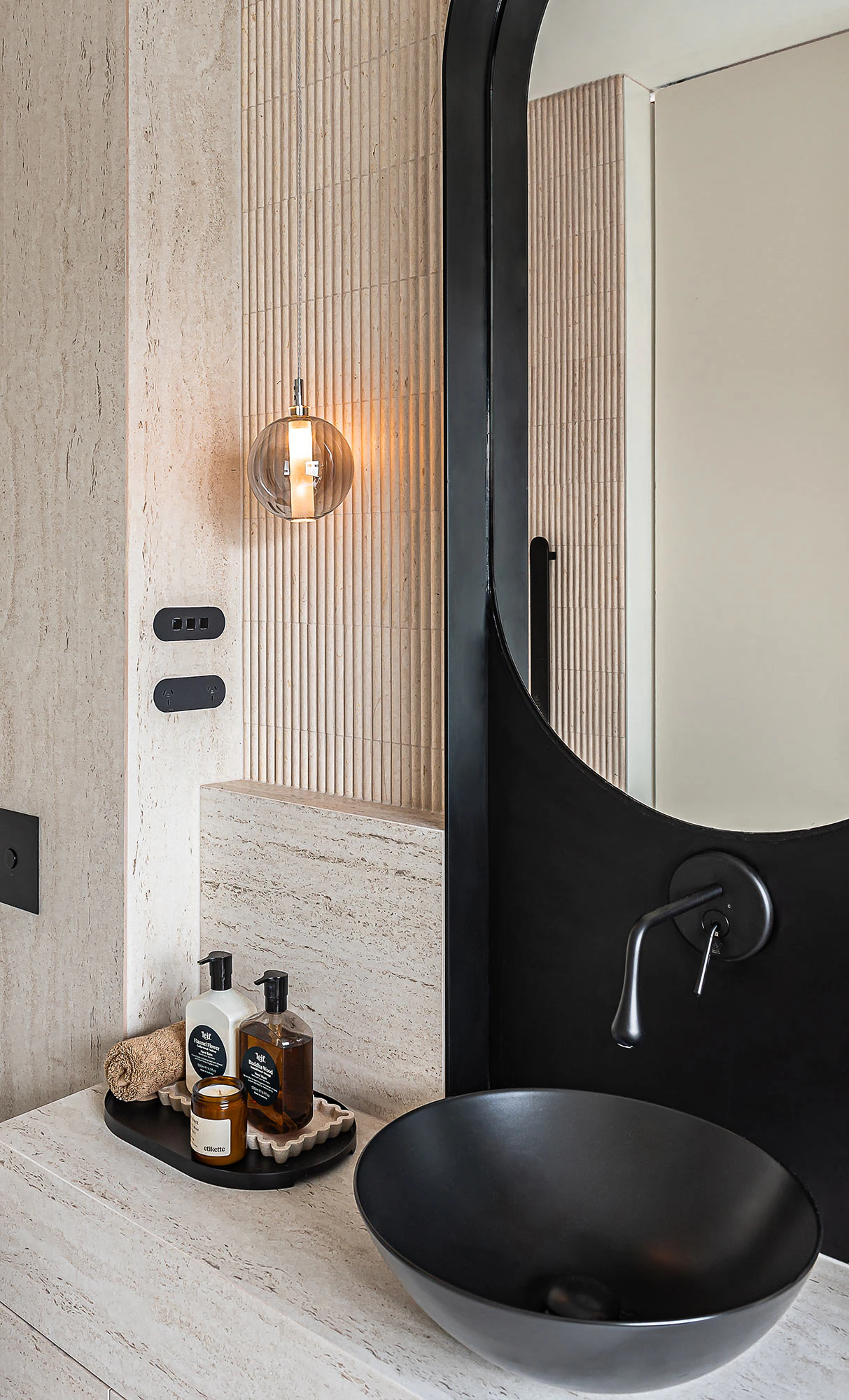 Natural light partners with Dekton Marmorio to create an enveloping ...