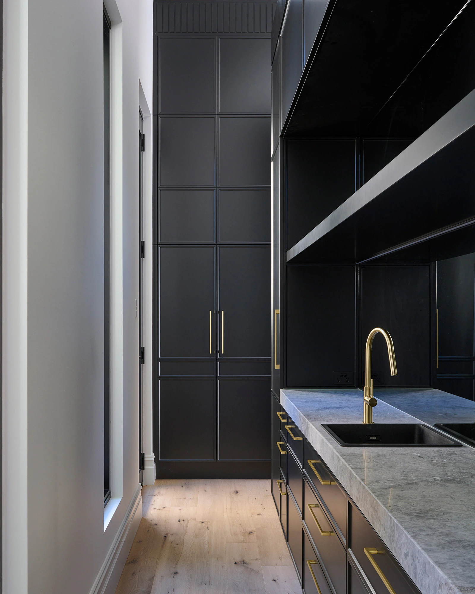 A dialogue between the fireplace and the kitchens in this Australian ...