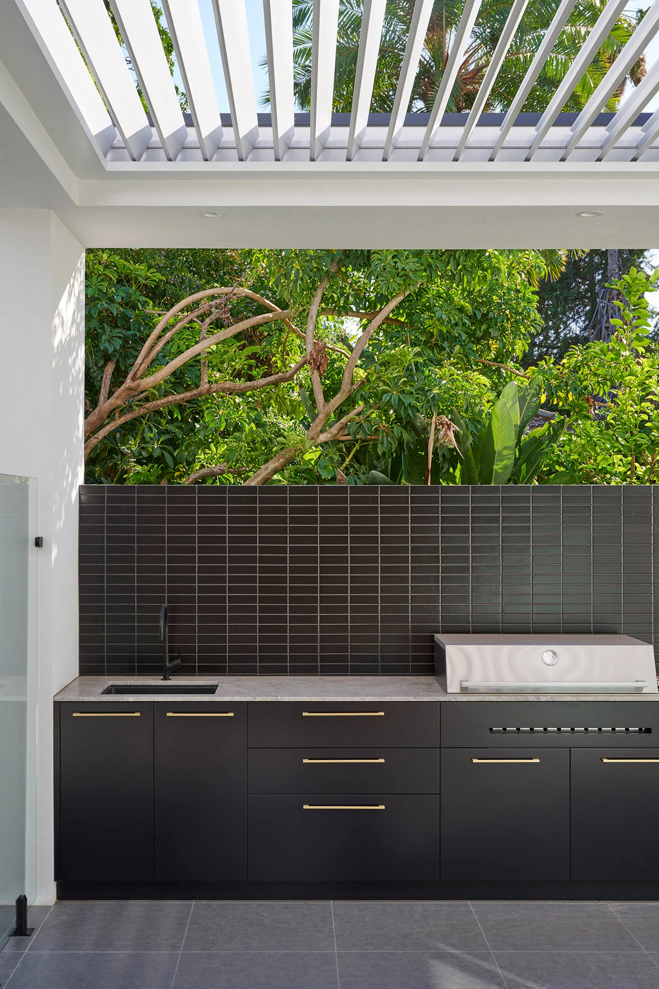 A dialogue between the fireplace and the kitchens in this Australian ...
