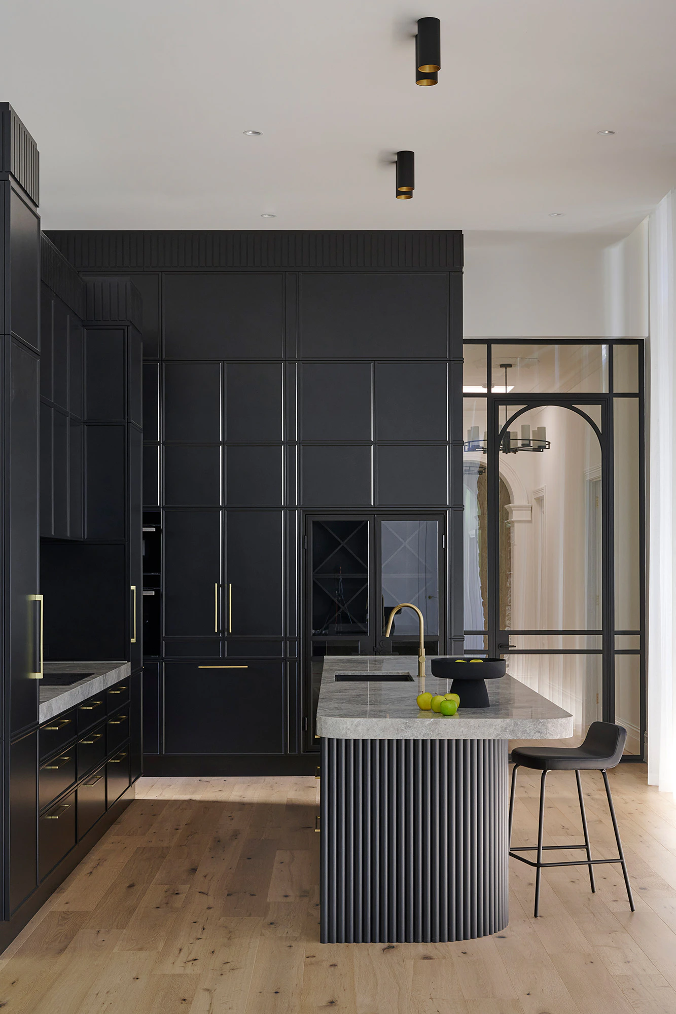 A dialogue between the fireplace and the kitchens in this Australian ...