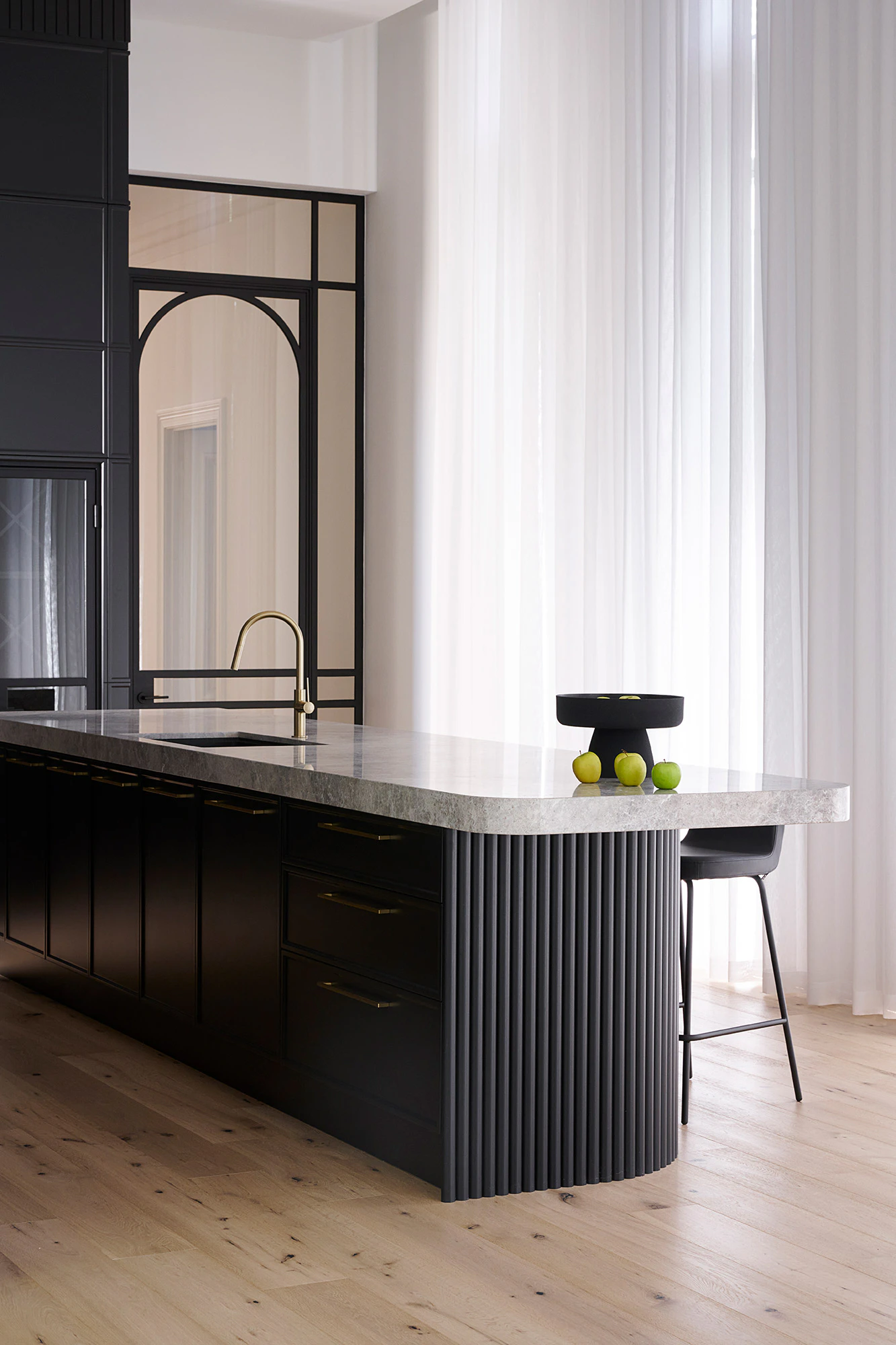 A dialogue between the fireplace and the kitchens in this Australian ...