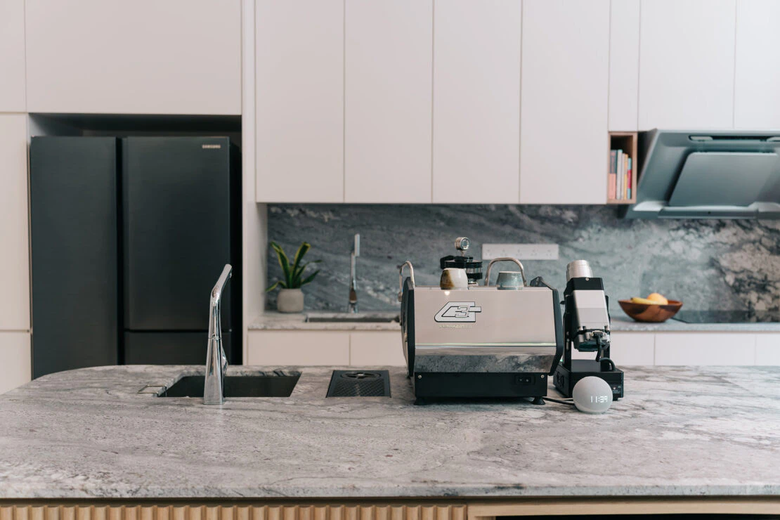 Flowing spaces and powerful finishes in this Malaysian kitchen ...