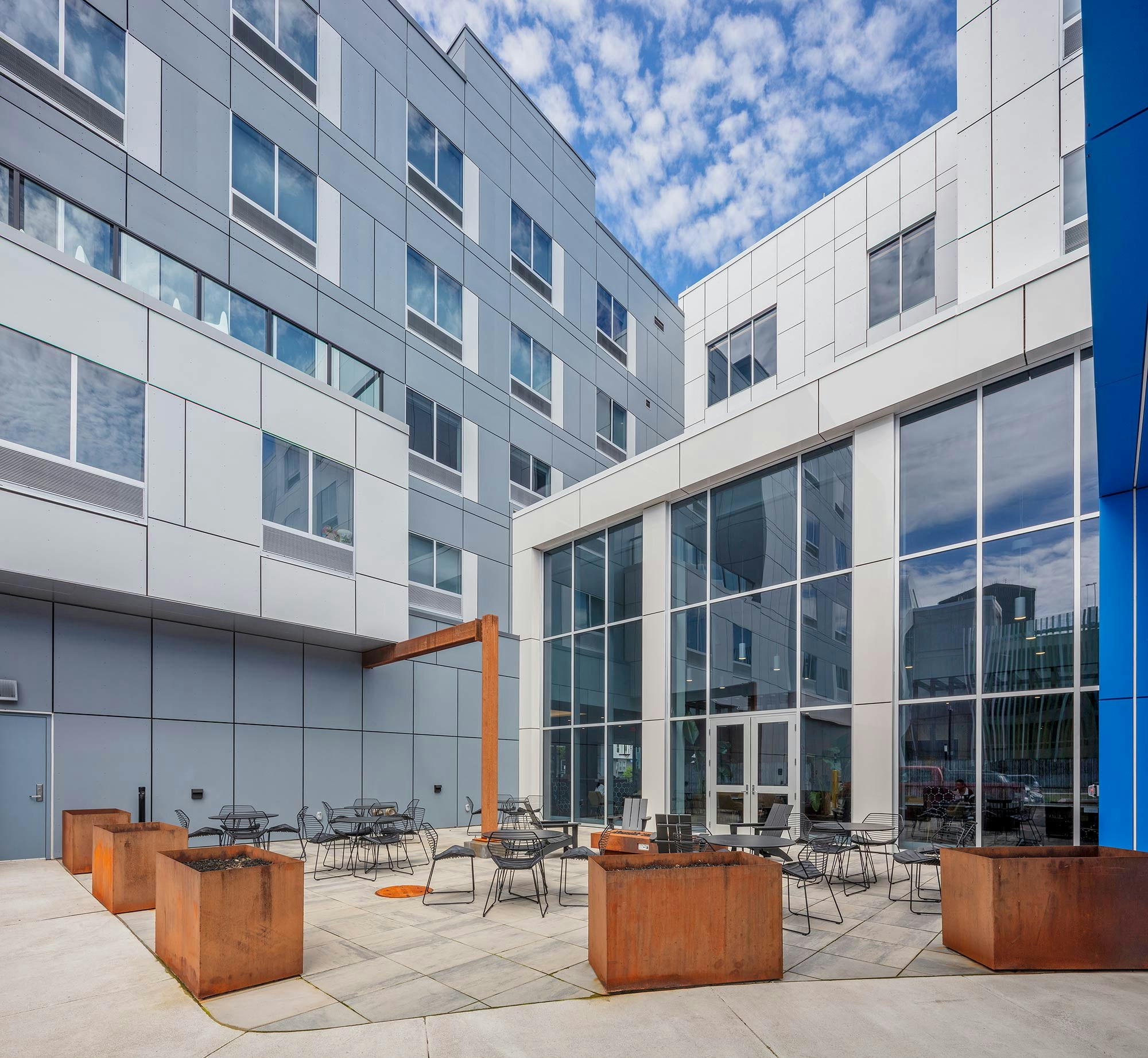 Hampton Inn in Rochester stands out with a Dekton facade - Cosentino