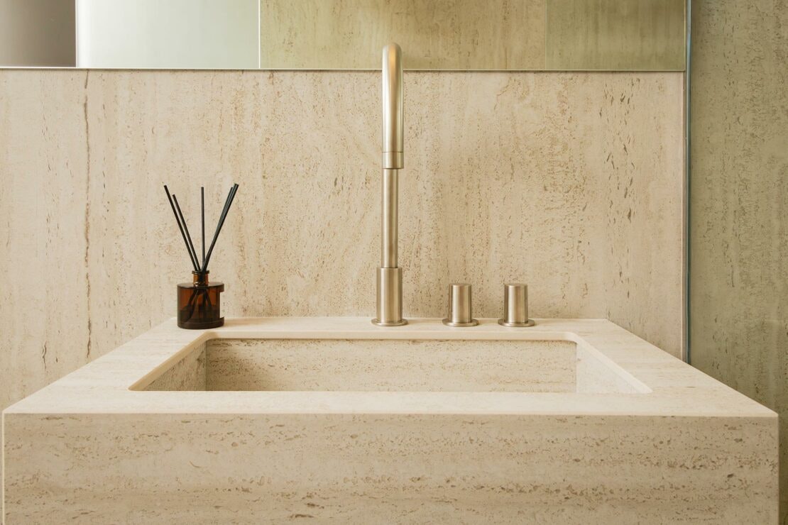 Four bathrooms with a ‘total look’ in Dekton Marmorio, increasing the ...