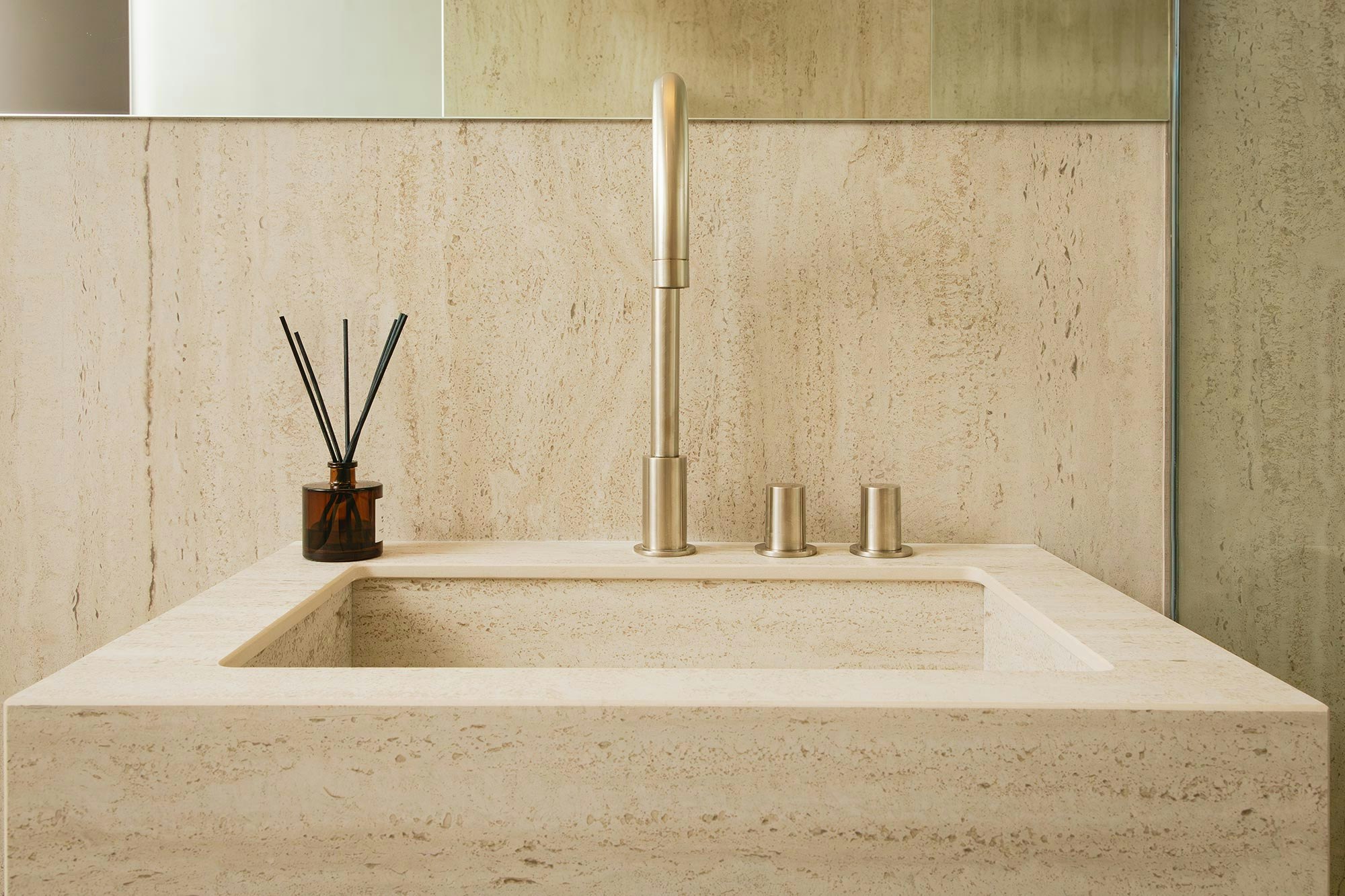 Four bathrooms with a ‘total look’ in Dekton Marmorio, increasing the return on investment ...