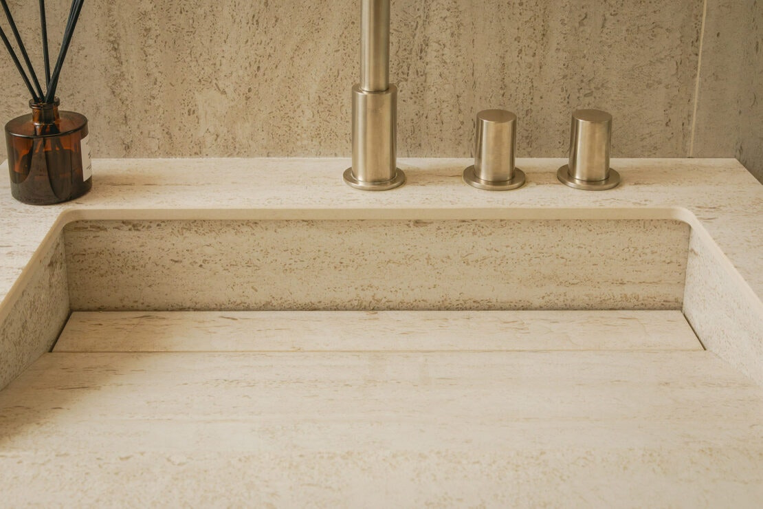 Four bathrooms with a ‘total look’ in Dekton Marmorio, increasing the ...