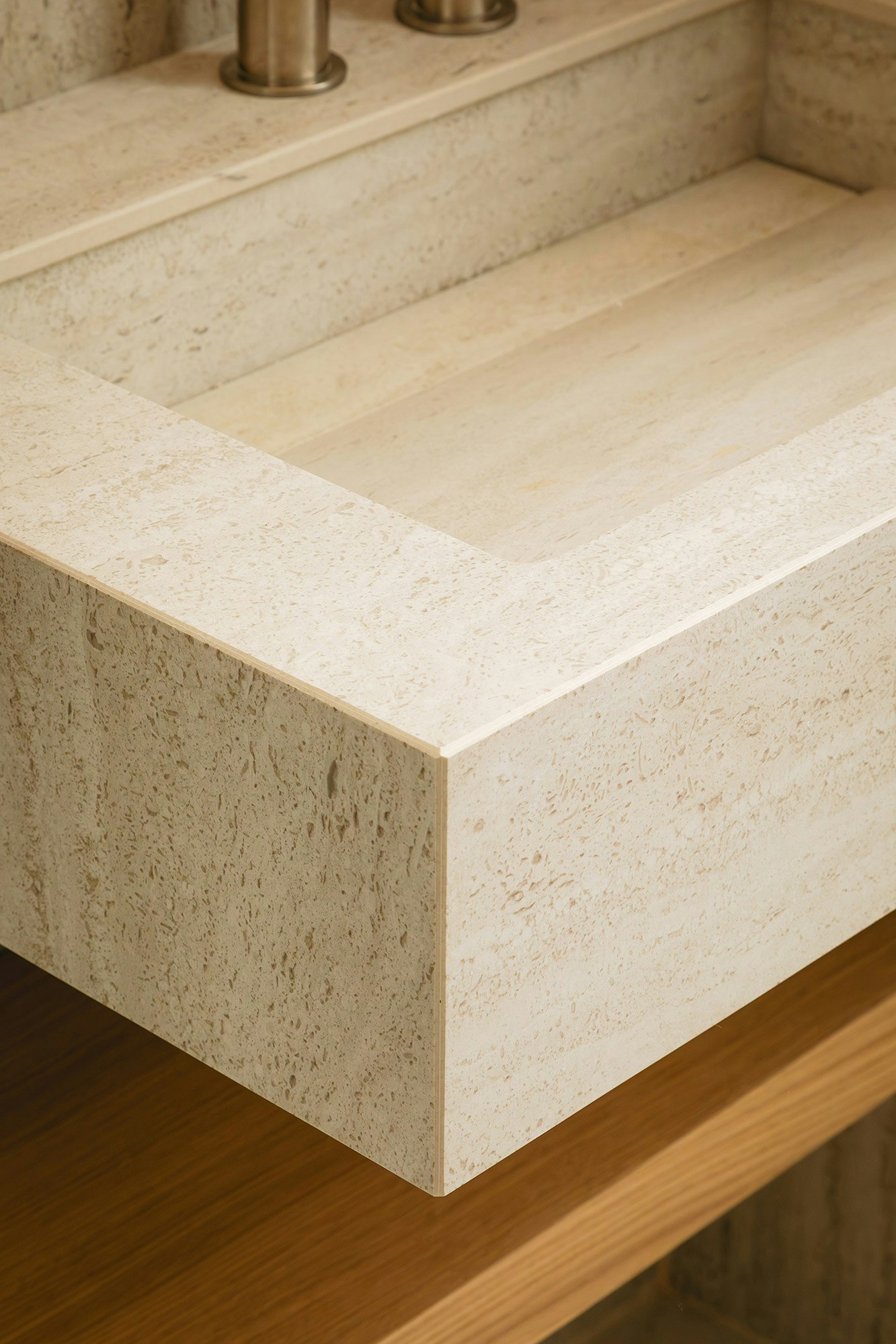 Four bathrooms with a ‘total look’ in Dekton Marmorio, increasing the ...