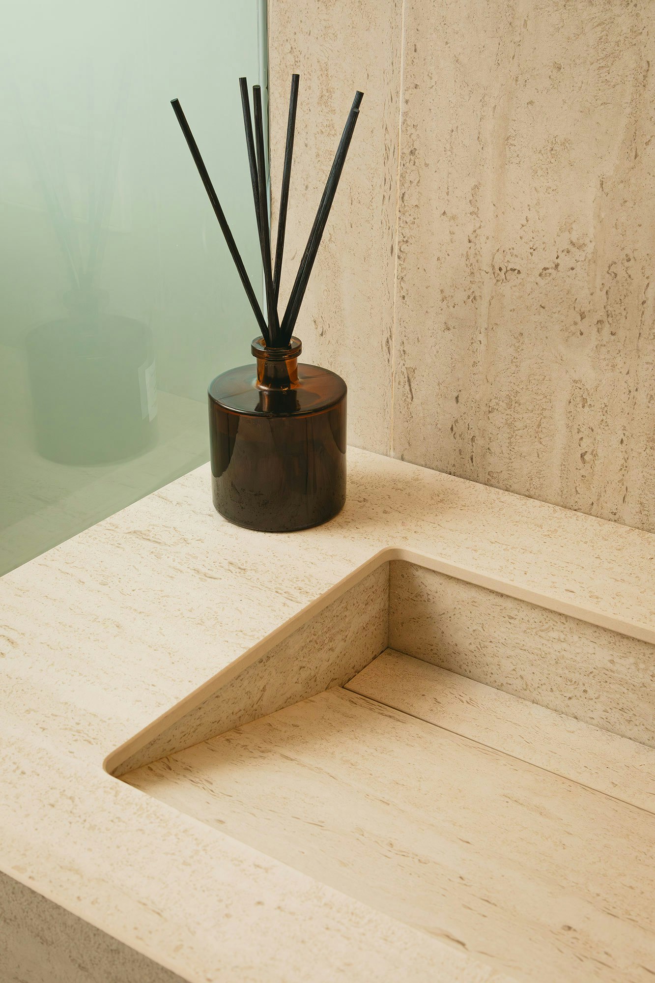 Four bathrooms with a ‘total look’ in Dekton Marmorio, increasing the ...