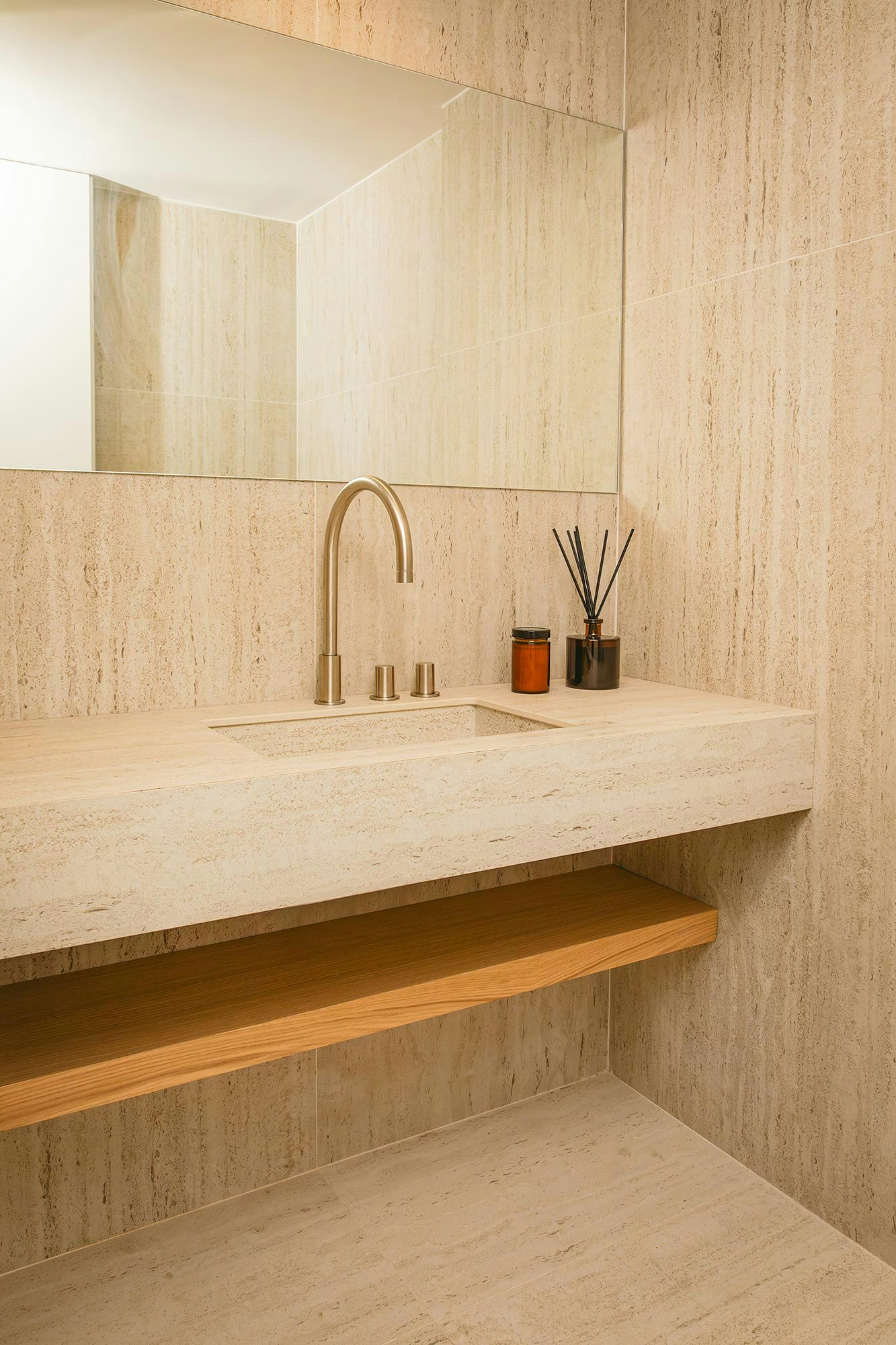 Four bathrooms with a ‘total look’ in Dekton Marmorio, increasing the ...