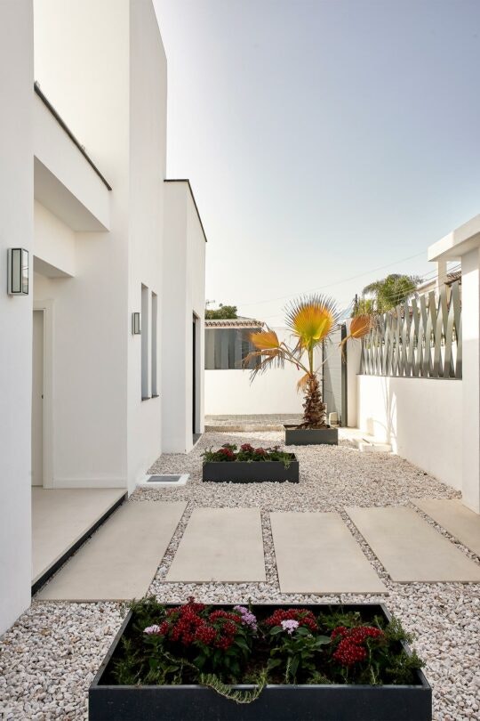 A luxurious villa defined by the contrast between Dekton Sasea and Dekton Micron - Cosentino