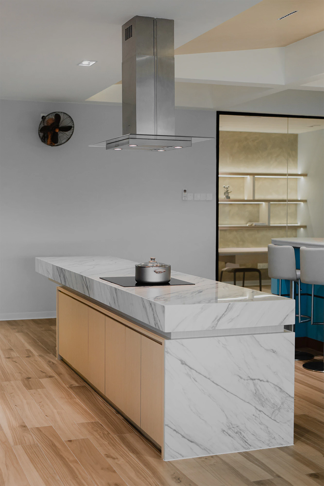 A kitchen island in Dekton Trance is the star of a sophisticated ...