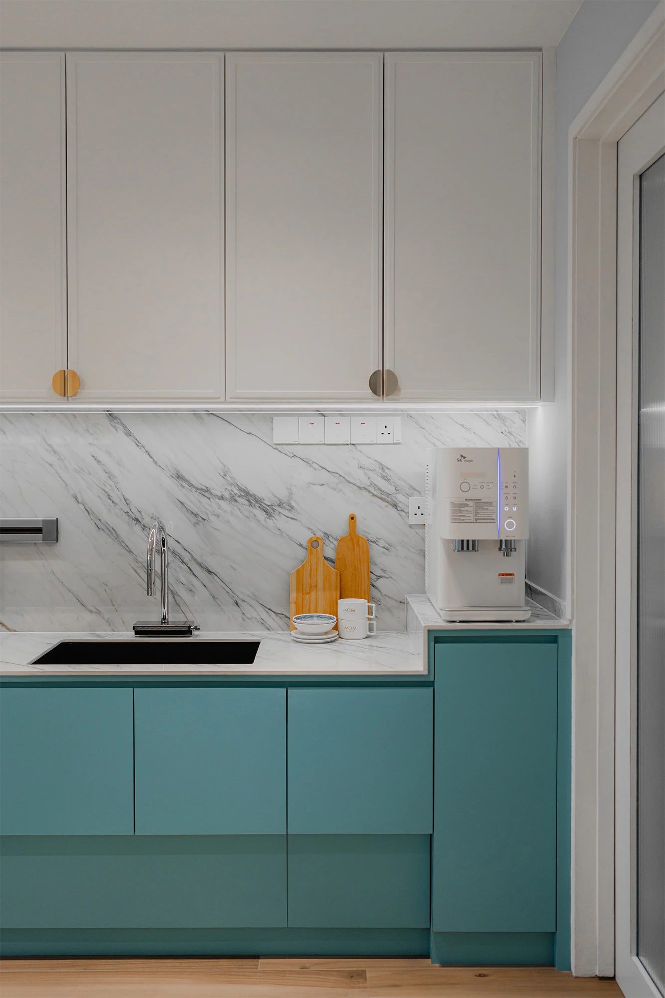 A kitchen island in Dekton Trance is the star of a sophisticated ...