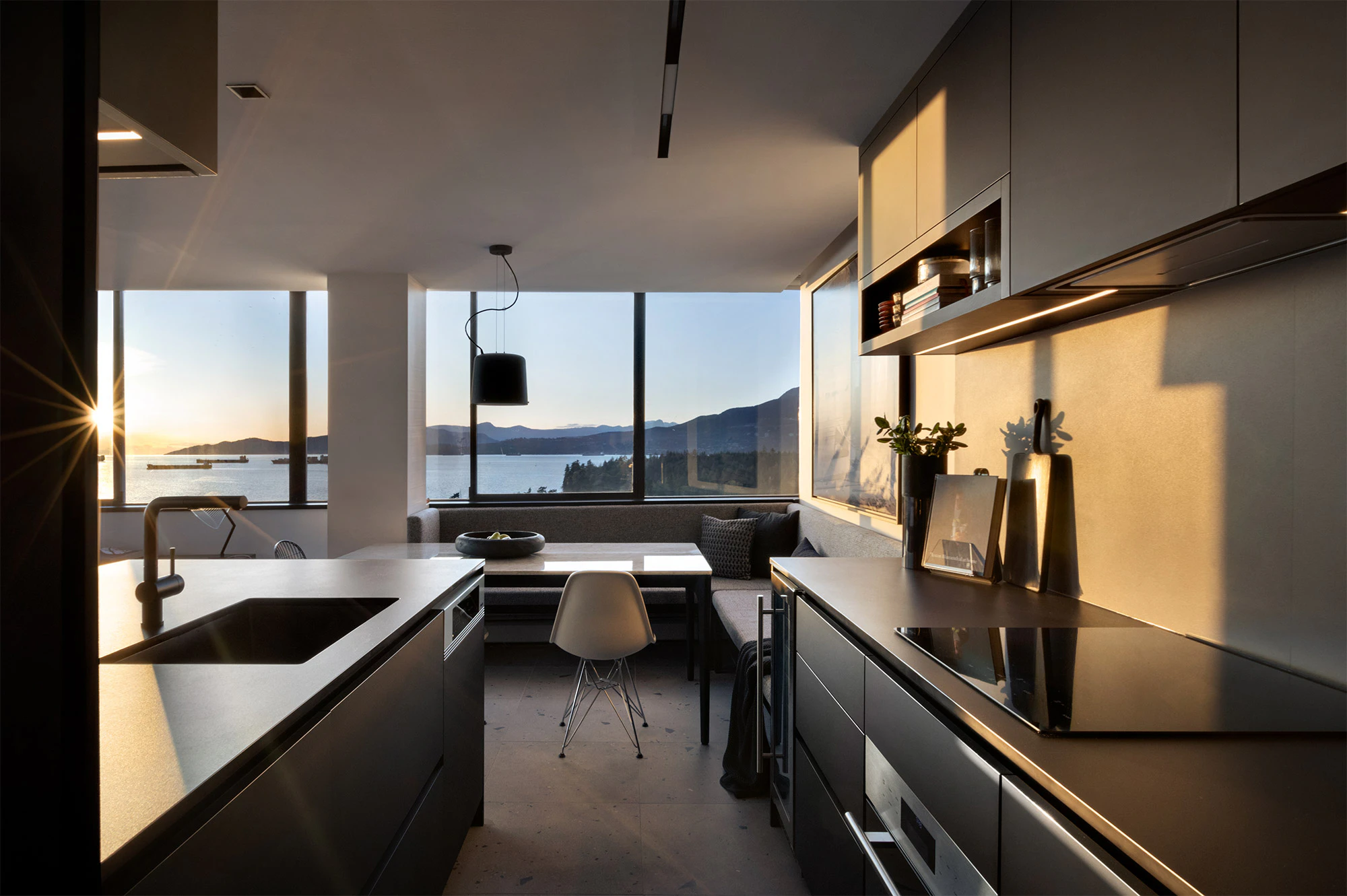 A dialogue between the fireplace and the kitchens in this Australian ...