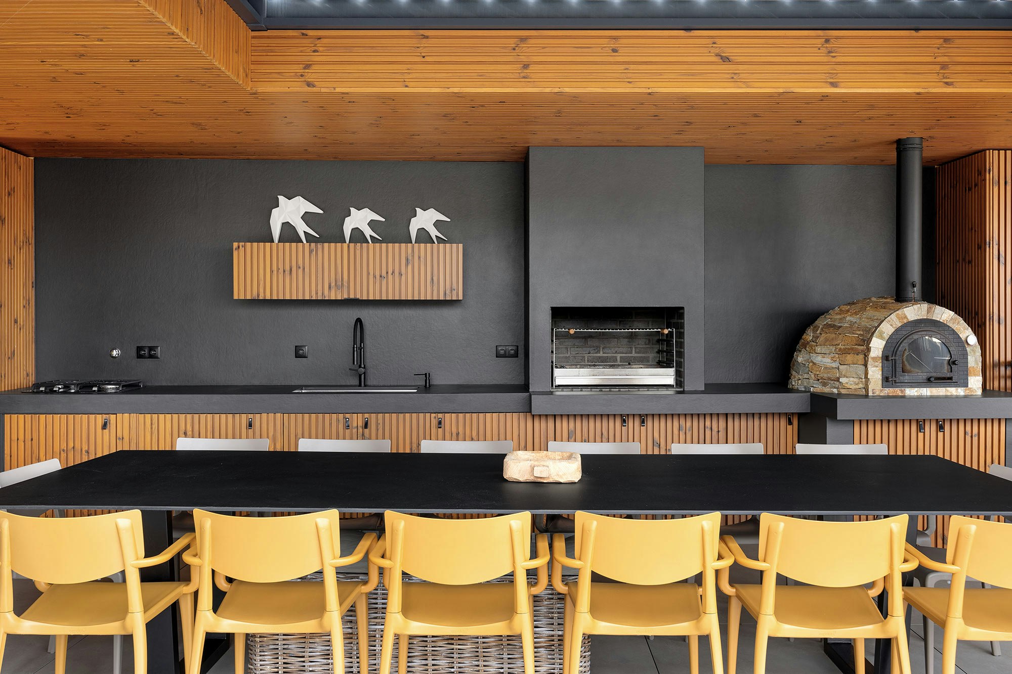 The perfect rustic outdoor kitchen with Dekton and Urban Bonfire ...