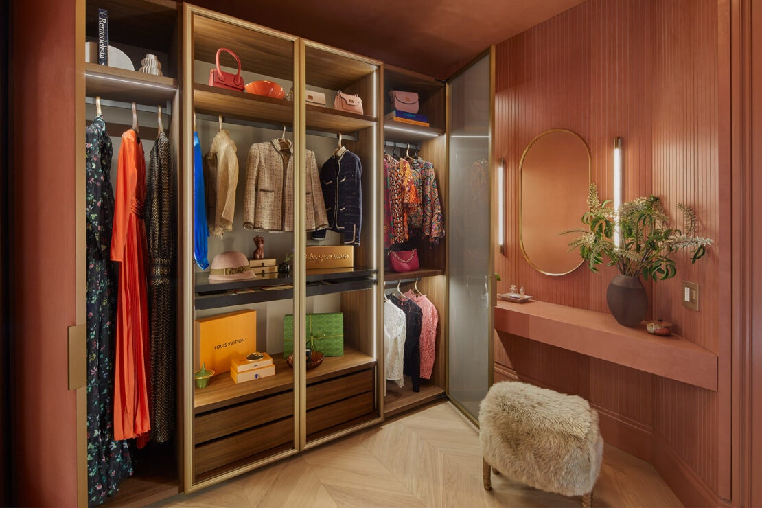 Her closet with Dekton Ukiyo: A primary wardrobe collaboration by SCIC ...