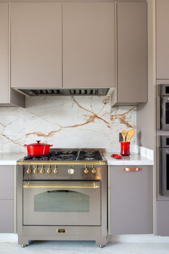 The Triplex Wabi-sabi project by Fábio Morozini transforms 600 m2 with versatile and elegant ...