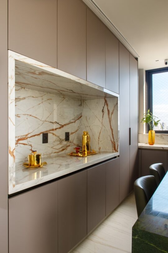 The Triplex Wabi-sabi project by Fábio Morozini transforms 600 m2 with versatile and elegant ...