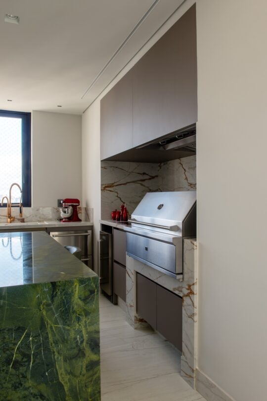 The Triplex Wabi-sabi project by Fábio Morozini transforms 600 m2 with versatile and elegant ...