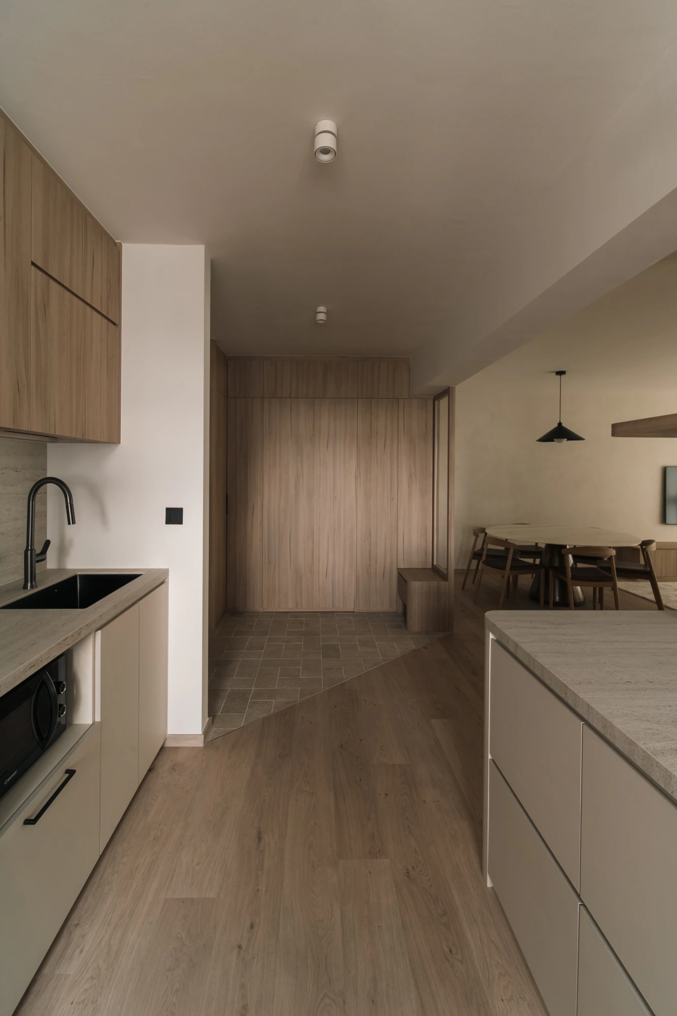 Dekton Marmorio brings visual fluidity to this open kitchen - Cosentino