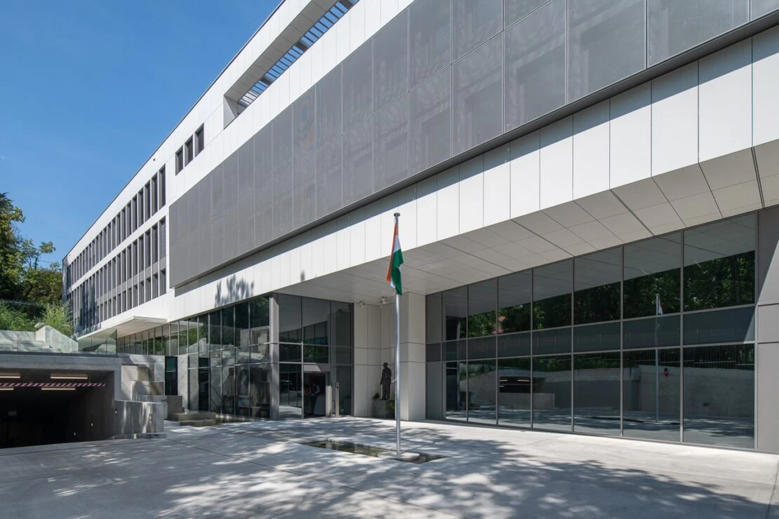 A contemporary design with Dekton for the Indian diplomatic ...