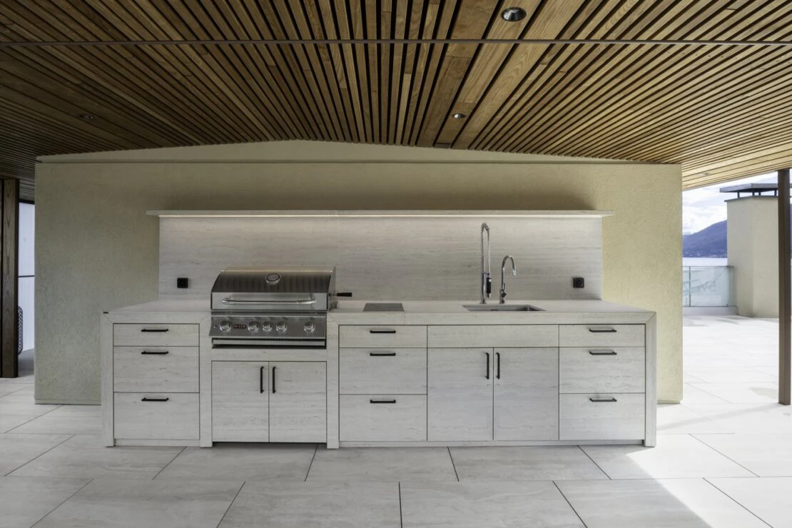An outdoor kitchen with the soul of travertine - Cosentino