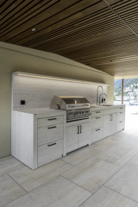An outdoor kitchen with the soul of travertine - Cosentino