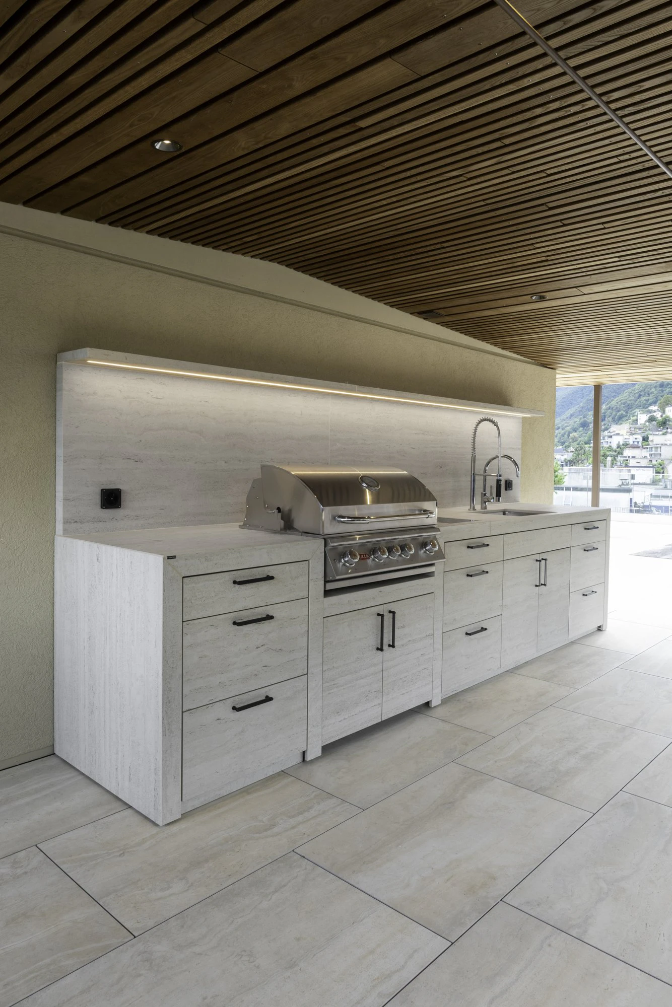 An outdoor kitchen with the soul of travertine - Cosentino
