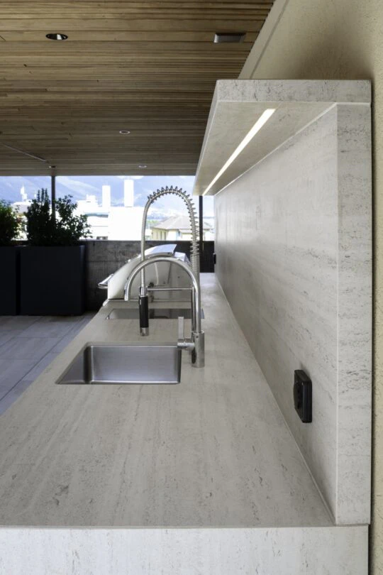 An outdoor kitchen with the soul of travertine - Cosentino